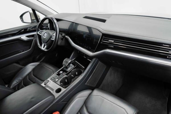 Volkswagen Touareg 2018 in Tallinn, with an engine capacity of 3.00 L and mileage of 194 thousand km for 29900 €, photo 8 on AUTOMOTO.COM.LV