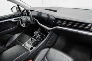 Volkswagen Touareg 2018 in Tallinn, with an engine capacity of 3.00 L and mileage of 194 thousand km for 29900 €, photo 8 on AUTOMOTO.COM.LV