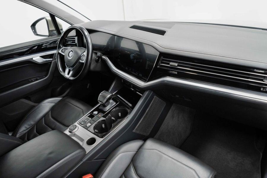 Volkswagen Touareg 2018 in Tallinn, with an engine capacity of 3.00 L and mileage of 194 thousand km for 29900 €, photo 8 on AUTOMOTO.COM.LV
