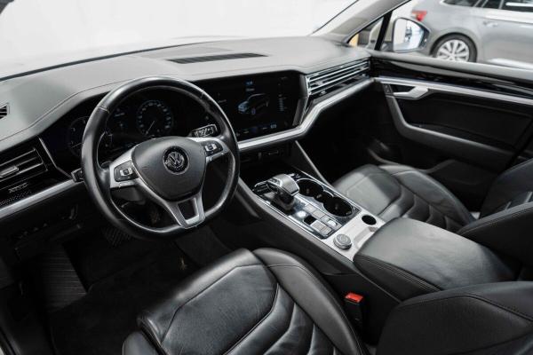 Volkswagen Touareg 2018 in Tallinn, with an engine capacity of 3.00 L and mileage of 194 thousand km for 29900 €, photo 9 on AUTOMOTO.COM.LV