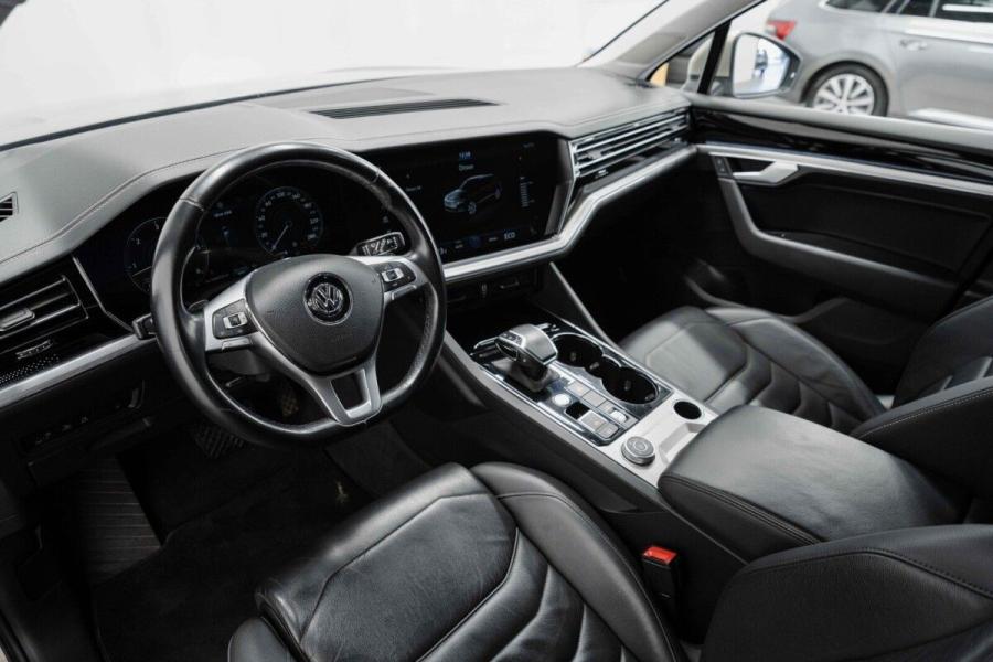Volkswagen Touareg 2018 in Tallinn, with an engine capacity of 3.00 L and mileage of 194 thousand km for 29900 €, photo 9 on AUTOMOTO.COM.LV