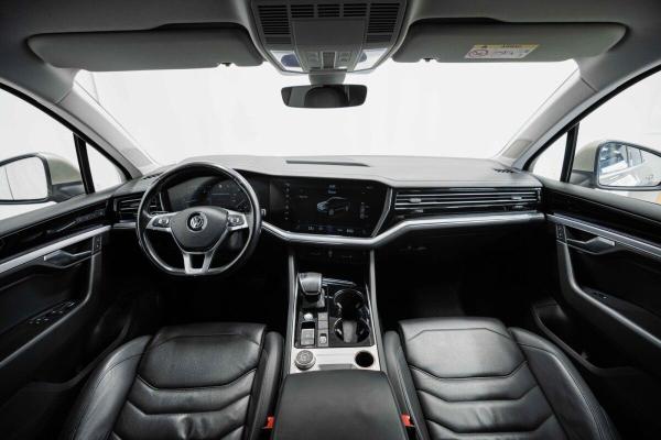 Volkswagen Touareg 2018 in Tallinn, with an engine capacity of 3.00 L and mileage of 194 thousand km for 29900 €, photo 10 on AUTOMOTO.COM.LV