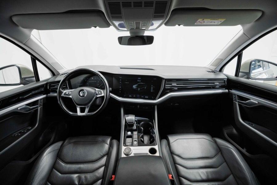Volkswagen Touareg 2018 in Tallinn, with an engine capacity of 3.00 L and mileage of 194 thousand km for 29900 €, photo 10 on AUTOMOTO.COM.LV