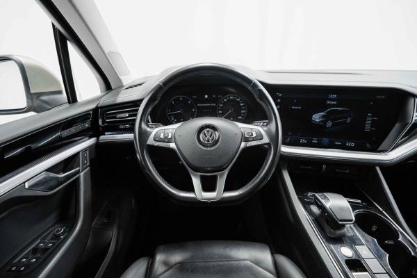 Volkswagen Touareg 2018 in Tallinn, with an engine capacity of 3.00 L and mileage of 194 thousand km for 29900 €, photo 11 on AUTOMOTO.COM.LV