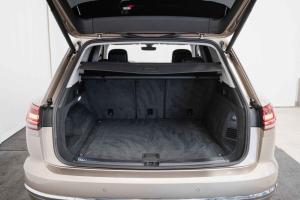 Volkswagen Touareg 2018 in Tallinn, with an engine capacity of 3.00 L and mileage of 194 thousand km for 29900 €, photo 16 on AUTOMOTO.COM.LV