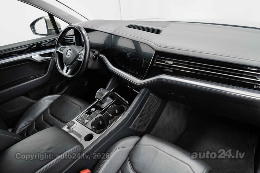 Volkswagen Touareg 2018 in Tallinn, with an engine capacity of 3.00 L and mileage of 194 thousand km for 29900 €, photo 8 on AUTOMOTO.COM.LV