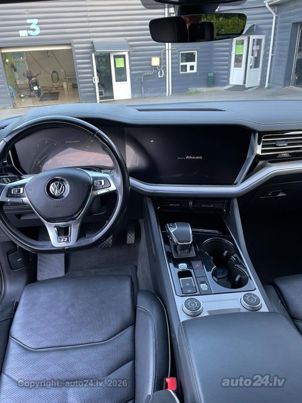 Violets Volkswagen Touareg 2019 Tallina, ar dzinēja tilpumu 3.00 L un nobraukumu 180 tūkst. km par 36700 €, foto 7 vietnē AUTOMOTO.COM.LV