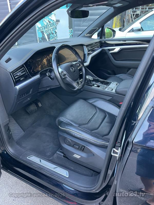 Violets Volkswagen Touareg 2019 Tallina, ar dzinēja tilpumu 3.00 L un nobraukumu 180 tūkst. km par 36700 €, foto 8 vietnē AUTOMOTO.COM.LV