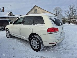 White Volkswagen Touareg 2005 in Vilnius, with an engine capacity of 4.17 L and mileage of 216 thousand km for 3150 €, photo 2 on AUTOMOTO.COM.LV