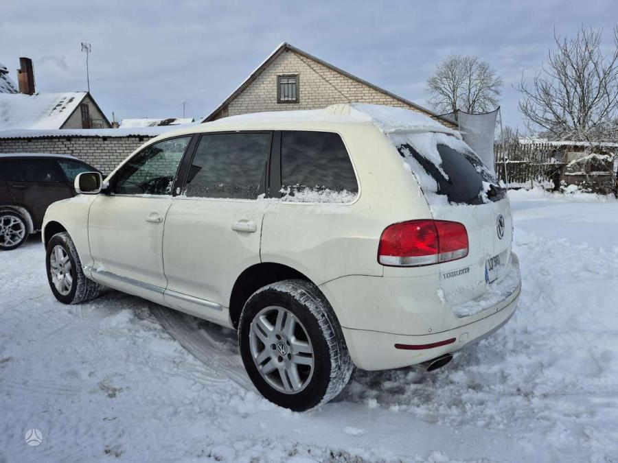 White Volkswagen Touareg 2005 in Vilnius, with an engine capacity of 4.17 L and mileage of 216 thousand km for 3150 €, photo 2 on AUTOMOTO.COM.LV