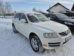 White Volkswagen Touareg 2005 in Vilnius, with an engine capacity of 4.17 L and mileage of 216 thousand km for 3150 €, photo 3 on AUTOMOTO.COM.LV