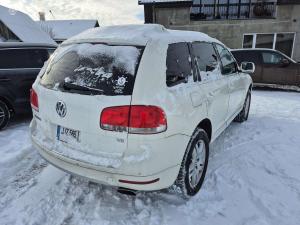 White Volkswagen Touareg 2005 in Vilnius, with an engine capacity of 4.17 L and mileage of 216 thousand km for 3150 €, photo 4 on AUTOMOTO.COM.LV