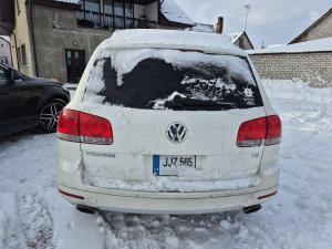 White Volkswagen Touareg 2005 in Vilnius, with an engine capacity of 4.17 L and mileage of 216 thousand km for 3150 €, photo 5 on AUTOMOTO.COM.LV