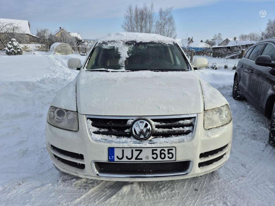 White Volkswagen Touareg 2005 in Vilnius, with an engine capacity of 4.17 L and mileage of 216 thousand km for 3150 €, photo 6 on AUTOMOTO.COM.LV