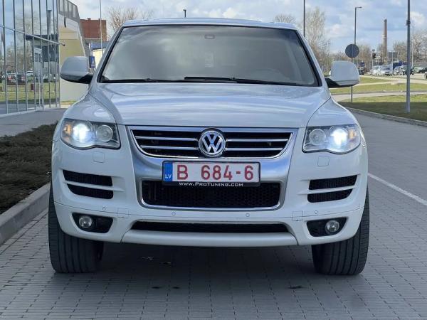 White Volkswagen Touareg 2007 in Rezekne, with an engine capacity of 3.00 L and mileage of 349 thousand km for 5995 €, photo 1 on AUTOMOTO.COM.LV