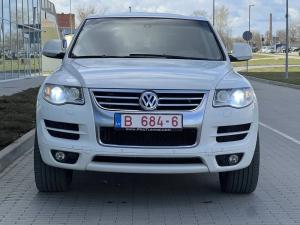 White Volkswagen Touareg 2007 in Rezekne, with an engine capacity of 3.00 L and mileage of 349 thousand km for 5995 €, photo  on AUTOMOTO.COM.LV