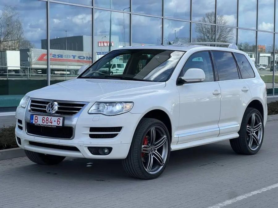 White Volkswagen Touareg 2007 in Rezekne, with an engine capacity of 3.00 L and mileage of 349 thousand km for 5995 €, photo 3 on AUTOMOTO.COM.LV