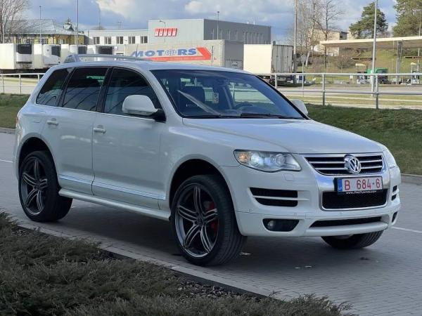 White Volkswagen Touareg 2007 in Rezekne, with an engine capacity of 3.00 L and mileage of 349 thousand km for 5995 €, photo 3 on AUTOMOTO.COM.LV