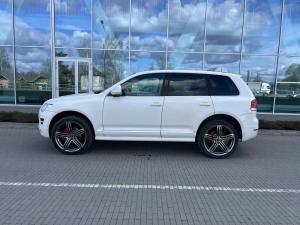 White Volkswagen Touareg 2007 in Rezekne, with an engine capacity of 3.00 L and mileage of 349 thousand km for 5995 €, photo 5 on AUTOMOTO.COM.LV