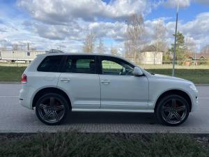 White Volkswagen Touareg 2007 in Rezekne, with an engine capacity of 3.00 L and mileage of 349 thousand km for 5995 €, photo 6 on AUTOMOTO.COM.LV