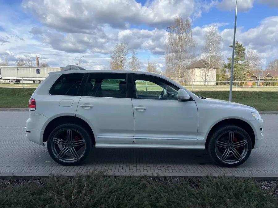 White Volkswagen Touareg 2007 in Rezekne, with an engine capacity of 3.00 L and mileage of 349 thousand km for 5995 €, photo 6 on AUTOMOTO.COM.LV