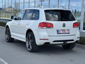 White Volkswagen Touareg 2007 in Rezekne, with an engine capacity of 3.00 L and mileage of 349 thousand km for 5995 €, photo 7 on AUTOMOTO.COM.LV