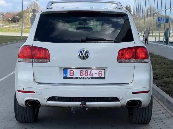 White Volkswagen Touareg 2007 in Rezekne, with an engine capacity of 3.00 L and mileage of 349 thousand km for 5995 €, photo 7 on AUTOMOTO.COM.LV
