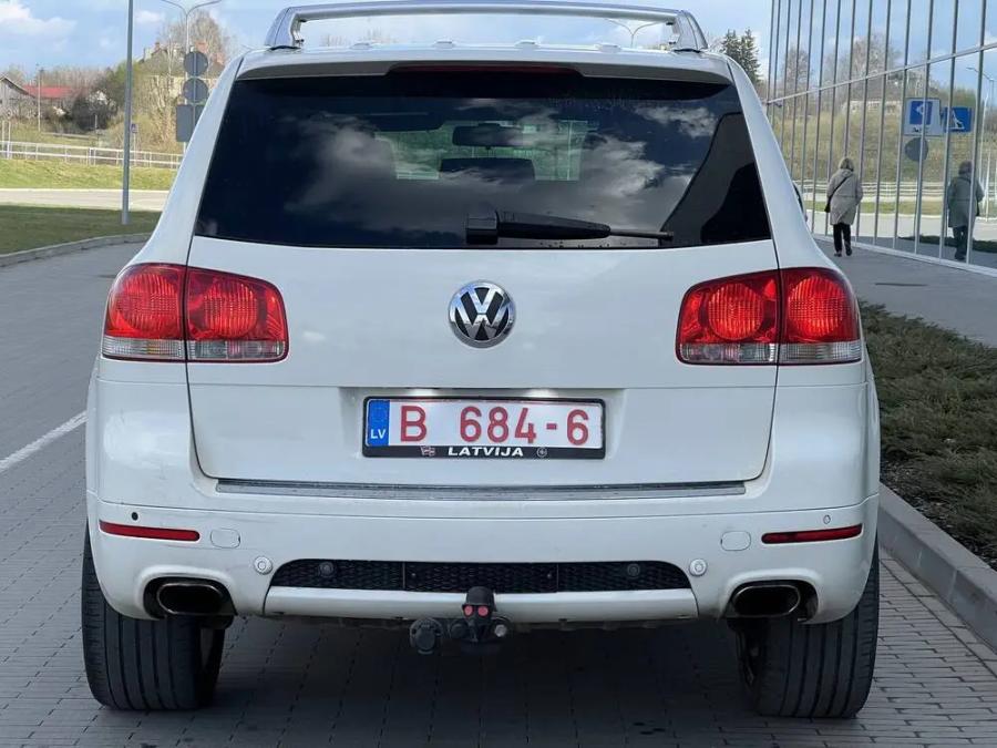 White Volkswagen Touareg 2007 in Rezekne, with an engine capacity of 3.00 L and mileage of 349 thousand km for 5995 €, photo 8 on AUTOMOTO.COM.LV