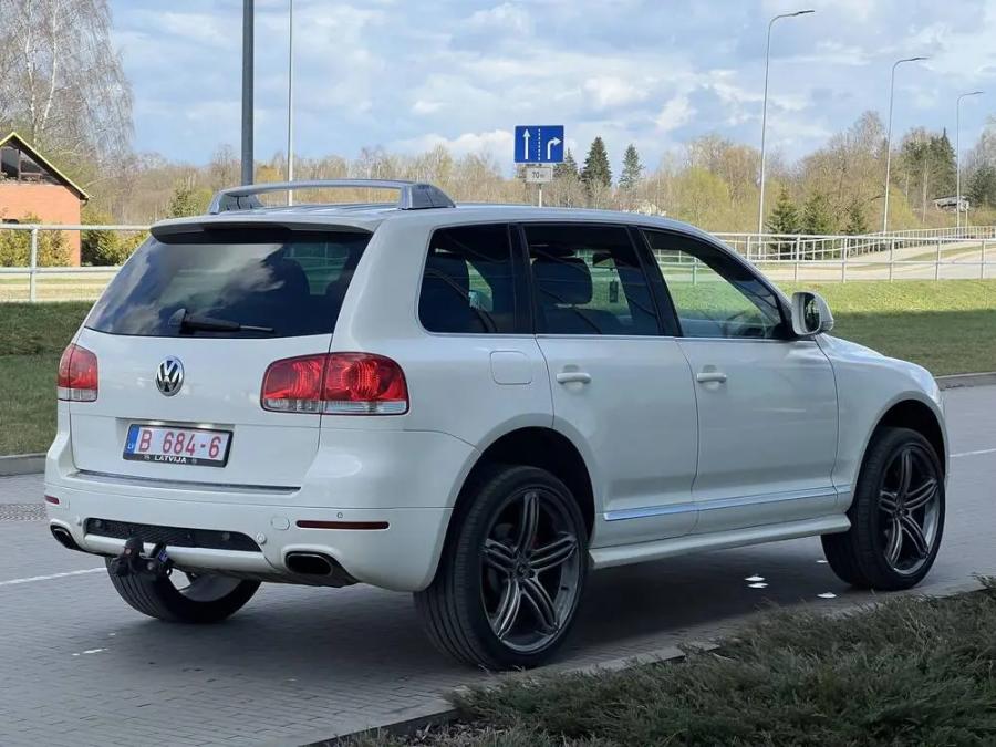 White Volkswagen Touareg 2007 in Rezekne, with an engine capacity of 3.00 L and mileage of 349 thousand km for 5995 €, photo 9 on AUTOMOTO.COM.LV