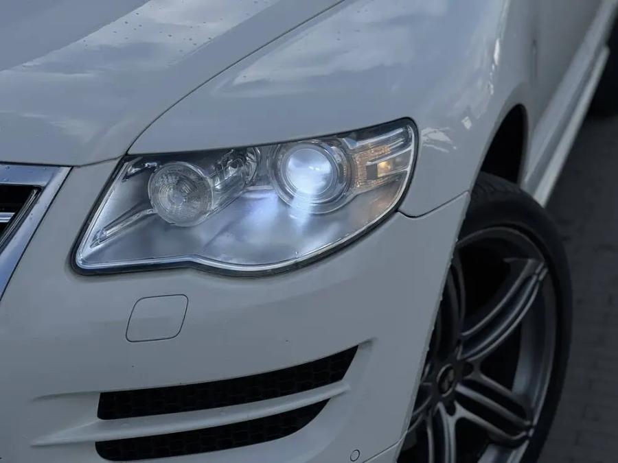 White Volkswagen Touareg 2007 in Rezekne, with an engine capacity of 3.00 L and mileage of 349 thousand km for 5995 €, photo 10 on AUTOMOTO.COM.LV