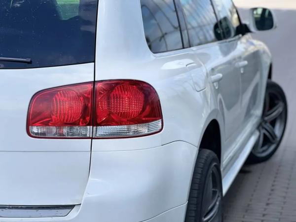 White Volkswagen Touareg 2007 in Rezekne, with an engine capacity of 3.00 L and mileage of 349 thousand km for 5995 €, photo 10 on AUTOMOTO.COM.LV