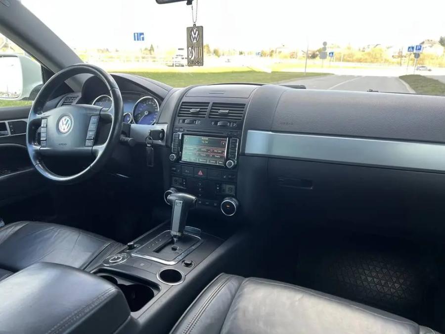 White Volkswagen Touareg 2007 in Rezekne, with an engine capacity of 3.00 L and mileage of 349 thousand km for 5995 €, photo 12 on AUTOMOTO.COM.LV