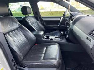 White Volkswagen Touareg 2007 in Rezekne, with an engine capacity of 3.00 L and mileage of 349 thousand km for 5995 €, photo 14 on AUTOMOTO.COM.LV