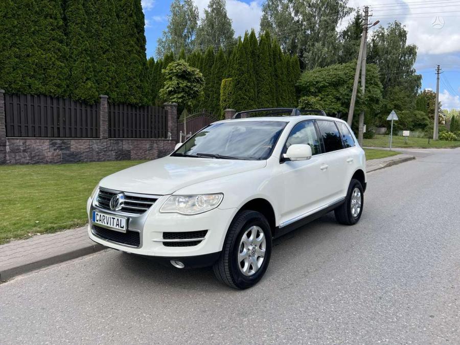 Balts Volkswagen Touareg 2007 Viļņa, ar dzinēja tilpumu 3.19 L un nobraukumu 325 tūkst. km par 3350 €, foto 1 vietnē AUTOMOTO.COM.LV