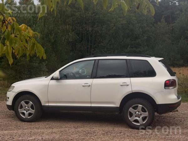 White Volkswagen Touareg 2007 in Riga, with an engine capacity of 3.00 L and mileage of 465 thousand km for 2690 €, photo 4 on AUTOMOTO.COM.LV