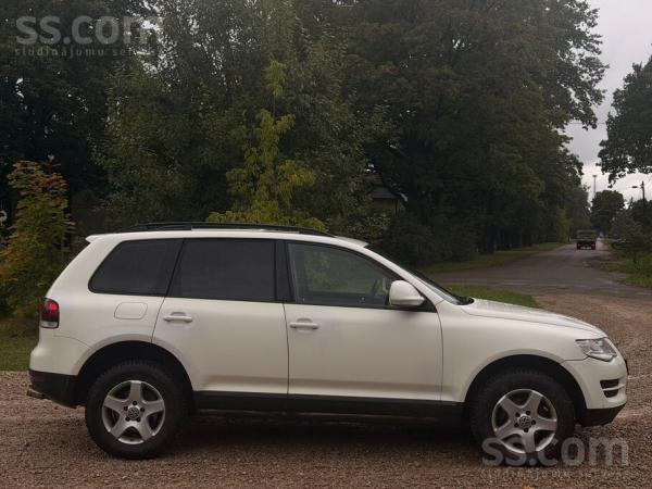 White Volkswagen Touareg 2007 in Riga, with an engine capacity of 3.00 L and mileage of 465 thousand km for 2690 €, photo 5 on AUTOMOTO.COM.LV