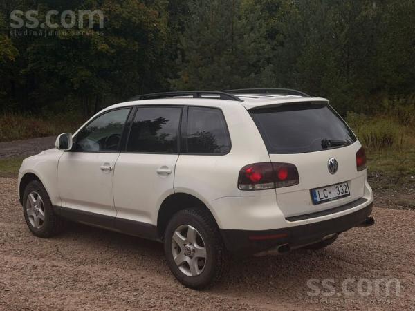 White Volkswagen Touareg 2007 in Riga, with an engine capacity of 3.00 L and mileage of 465 thousand km for 2690 €, photo 6 on AUTOMOTO.COM.LV
