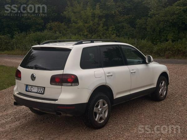 White Volkswagen Touareg 2007 in Riga, with an engine capacity of 3.00 L and mileage of 465 thousand km for 2690 €, photo 8 on AUTOMOTO.COM.LV