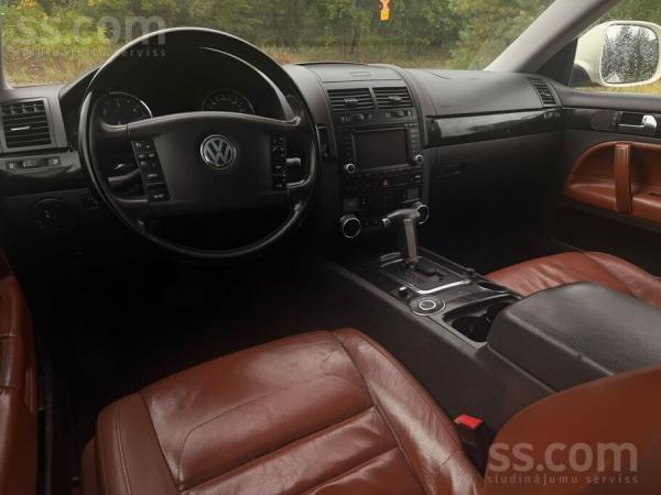 White Volkswagen Touareg 2007 in Riga, with an engine capacity of 3.00 L and mileage of 465 thousand km for 2690 €, photo 10 on AUTOMOTO.COM.LV