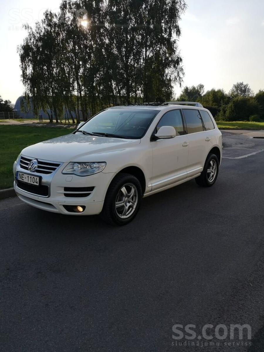 White Volkswagen Touareg 2008 in Riga, with an engine capacity of 3.00 L and mileage of 284 thousand km for 6800 €, photo 1 on AUTOMOTO.COM.LV