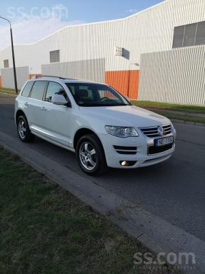 White Volkswagen Touareg 2008 in Riga, with an engine capacity of 3.00 L and mileage of 284 thousand km for 6800 €, photo 3 on AUTOMOTO.COM.LV