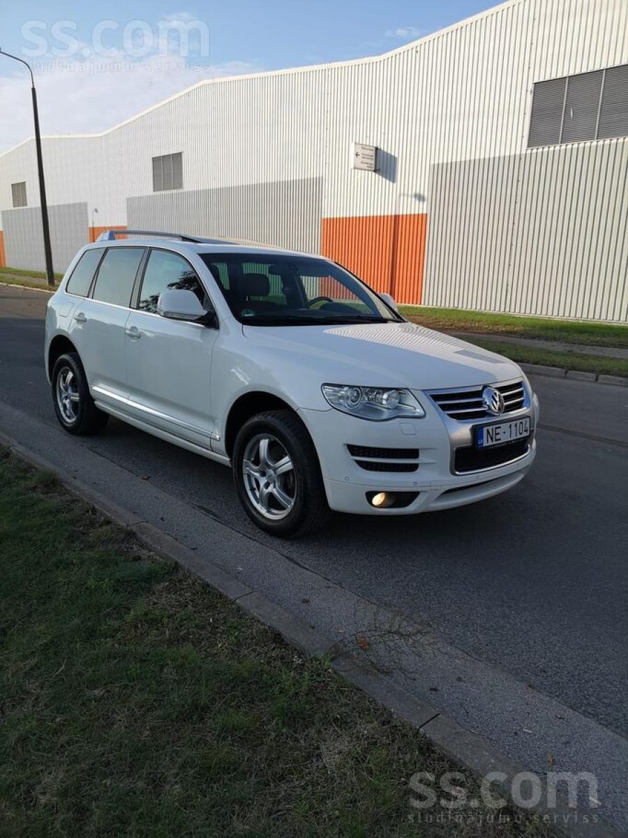 White Volkswagen Touareg 2008 in Riga, with an engine capacity of 3.00 L and mileage of 284 thousand km for 6800 €, photo 3 on AUTOMOTO.COM.LV