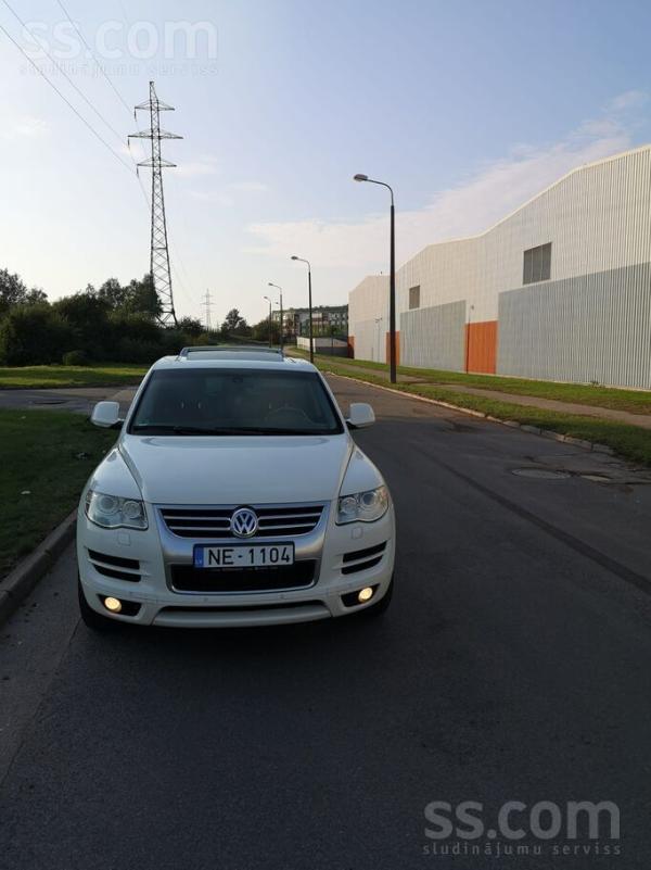 Volkswagen Touareg 2008 in Riga on AUTOMOTO.COM.LV White Volkswagen Touareg 2008 in Riga, with an engine capacity of 3.00 L and mileage of 284 thousand km for 6800 €, photo 4 on AUTOMOTO.COM.LV
