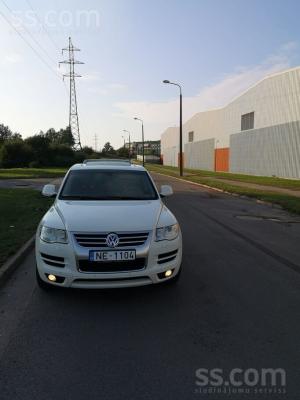 White Volkswagen Touareg 2008 in Riga, with an engine capacity of 3.00 L and mileage of 284 thousand km for 6800 €, photo 4 on AUTOMOTO.COM.LV