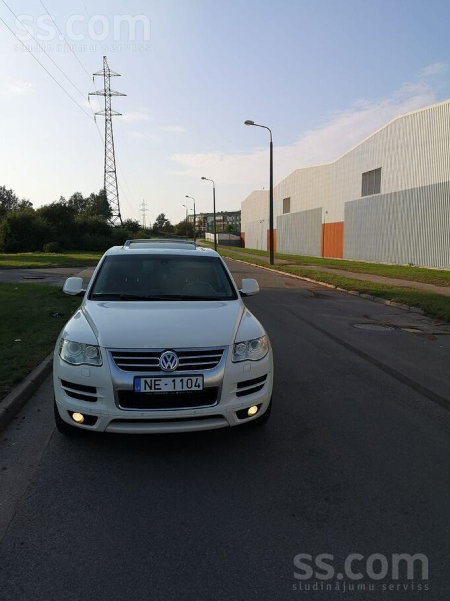 White Volkswagen Touareg 2008 in Riga, with an engine capacity of 3.00 L and mileage of 284 thousand km for 6800 €, photo 4 on AUTOMOTO.COM.LV