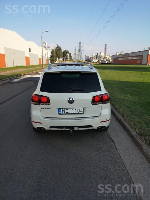 Volkswagen Touareg 2008 in Riga on AUTOMOTO.COM.LV White Volkswagen Touareg 2008 in Riga, with an engine capacity of 3.00 L and mileage of 284 thousand km for 6800 €, photo 5 on AUTOMOTO.COM.LV