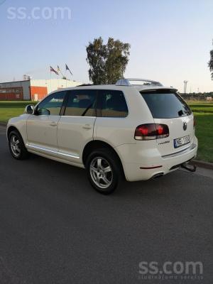 White Volkswagen Touareg 2008 in Riga, with an engine capacity of 3.00 L and mileage of 284 thousand km for 6800 €, photo 6 on AUTOMOTO.COM.LV