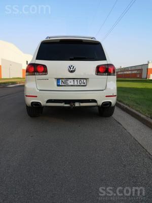 White Volkswagen Touareg 2008 in Riga, with an engine capacity of 3.00 L and mileage of 284 thousand km for 6800 €, photo 7 on AUTOMOTO.COM.LV