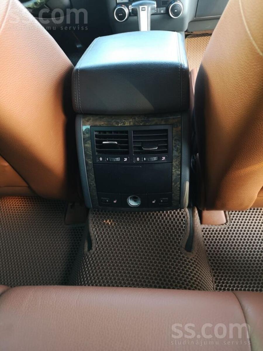White Volkswagen Touareg 2008 in Riga, with an engine capacity of 3.00 L and mileage of 284 thousand km for 6800 €, photo 9 on AUTOMOTO.COM.LV