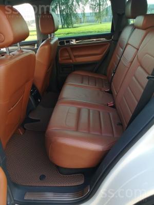 White Volkswagen Touareg 2008 in Riga, with an engine capacity of 3.00 L and mileage of 284 thousand km for 6800 €, photo 12 on AUTOMOTO.COM.LV
